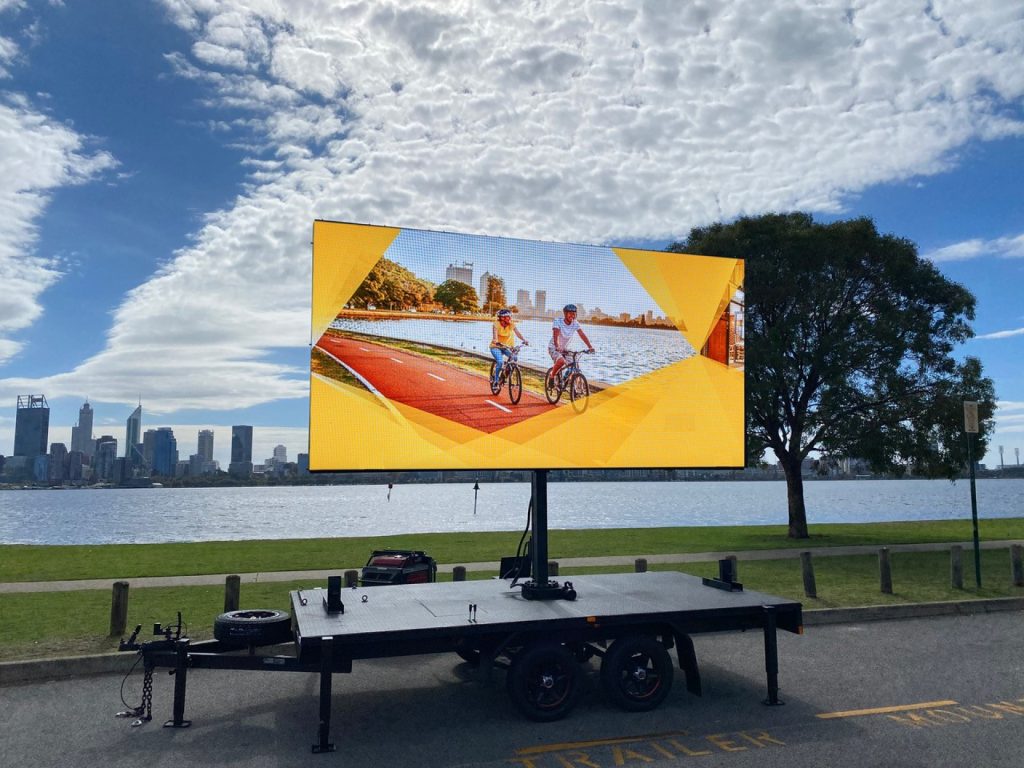 Mobile Trailer VMS LED Display Sign with Solar Panels - LEEMAN