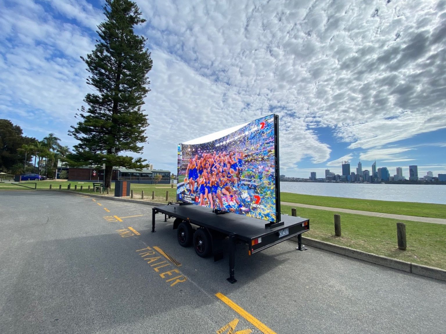 Mobile Trailer VMS LED Display Sign with Solar Panels - LEEMAN